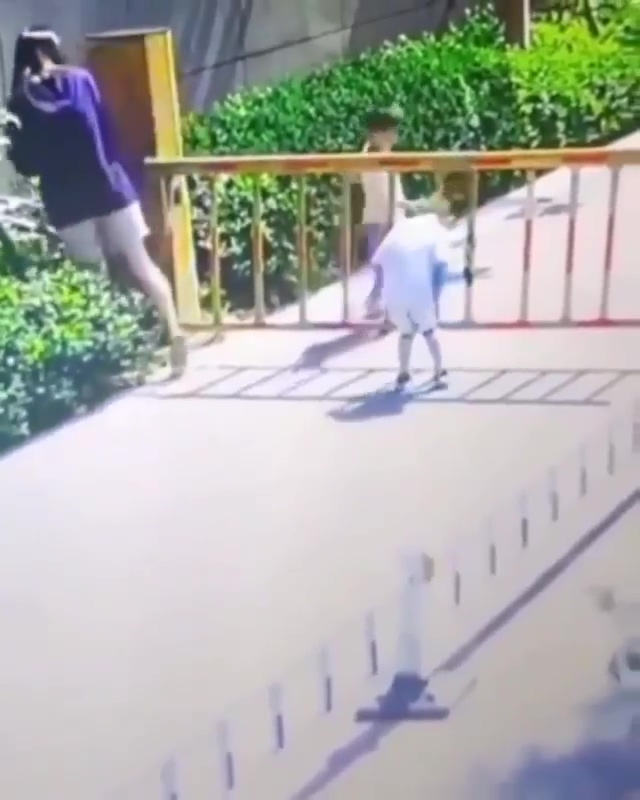 Kid Stuck in Gate Barrier when Mom Opens It » UncensoredVideo - Latest ...