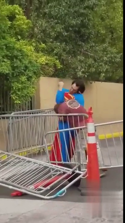 Superman VS Thug » UncensoredVideo - Latest News Without Censorship